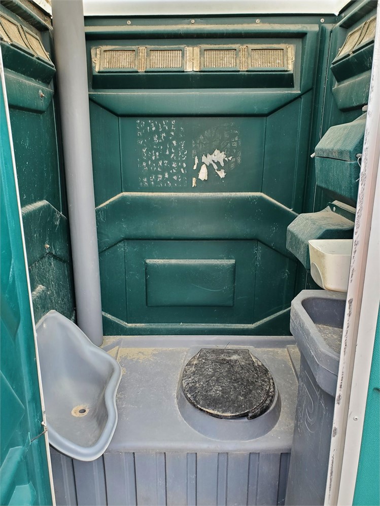 Corteva Equipment Sales - Poly John Porta Pots - Lot #1 - Dysart, IA ...